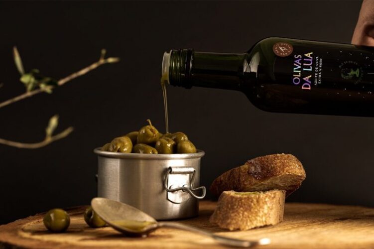 Olivas da Lua presenta su nuevo aceite de oliva en envase oscuro