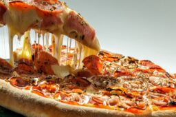 La celebración del amor y la amistad sabe mejor con pizza